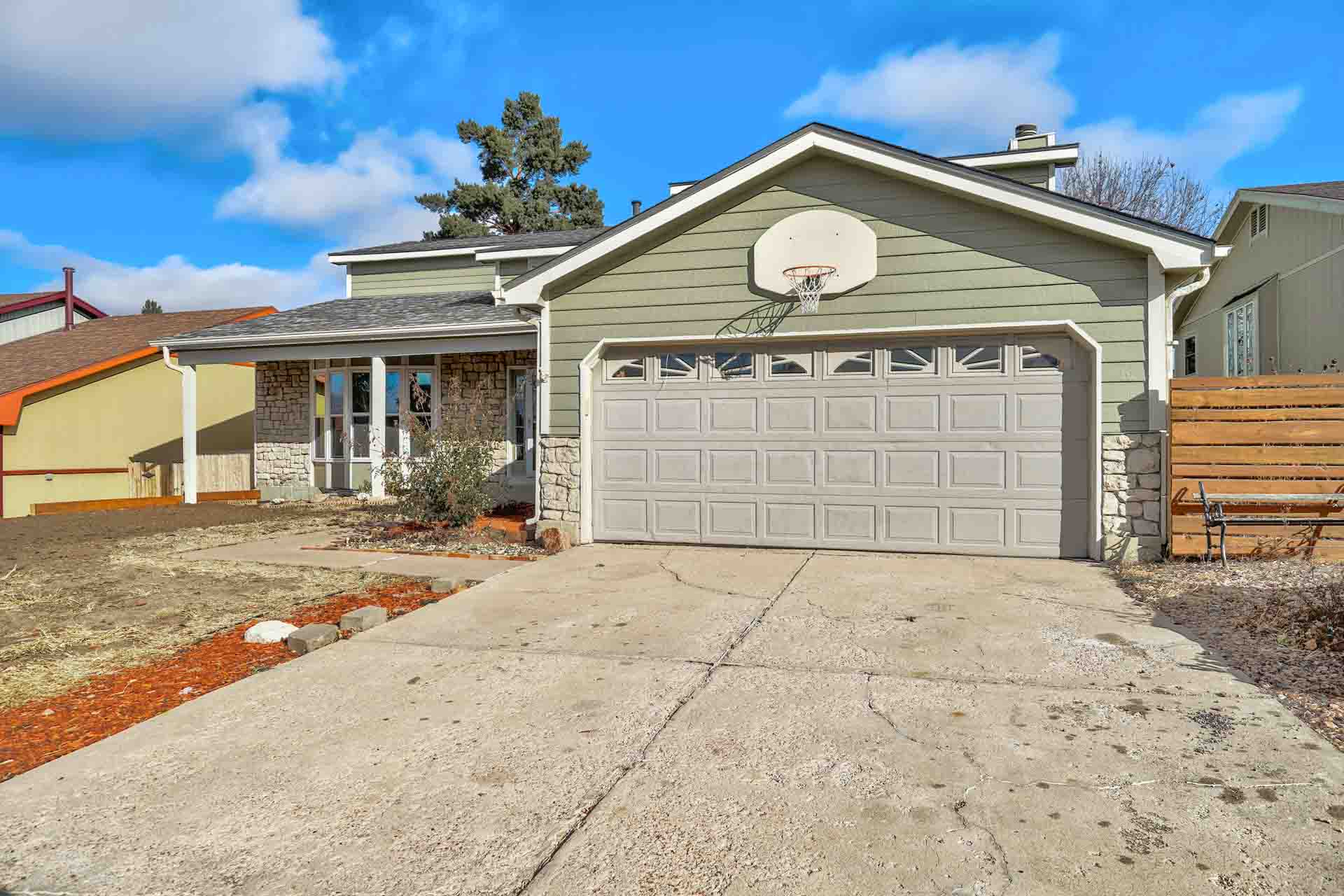 2730 Roundtop Dr (1) presented by Holly Quinn – FēD