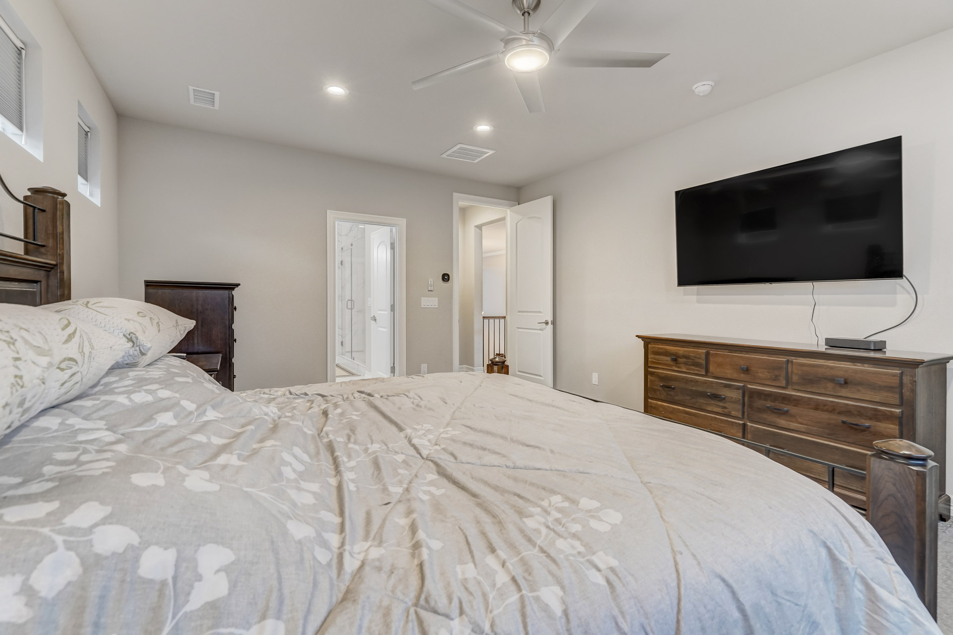 6803 S Waterloo Ct presented by Damian Nicholson – FēD