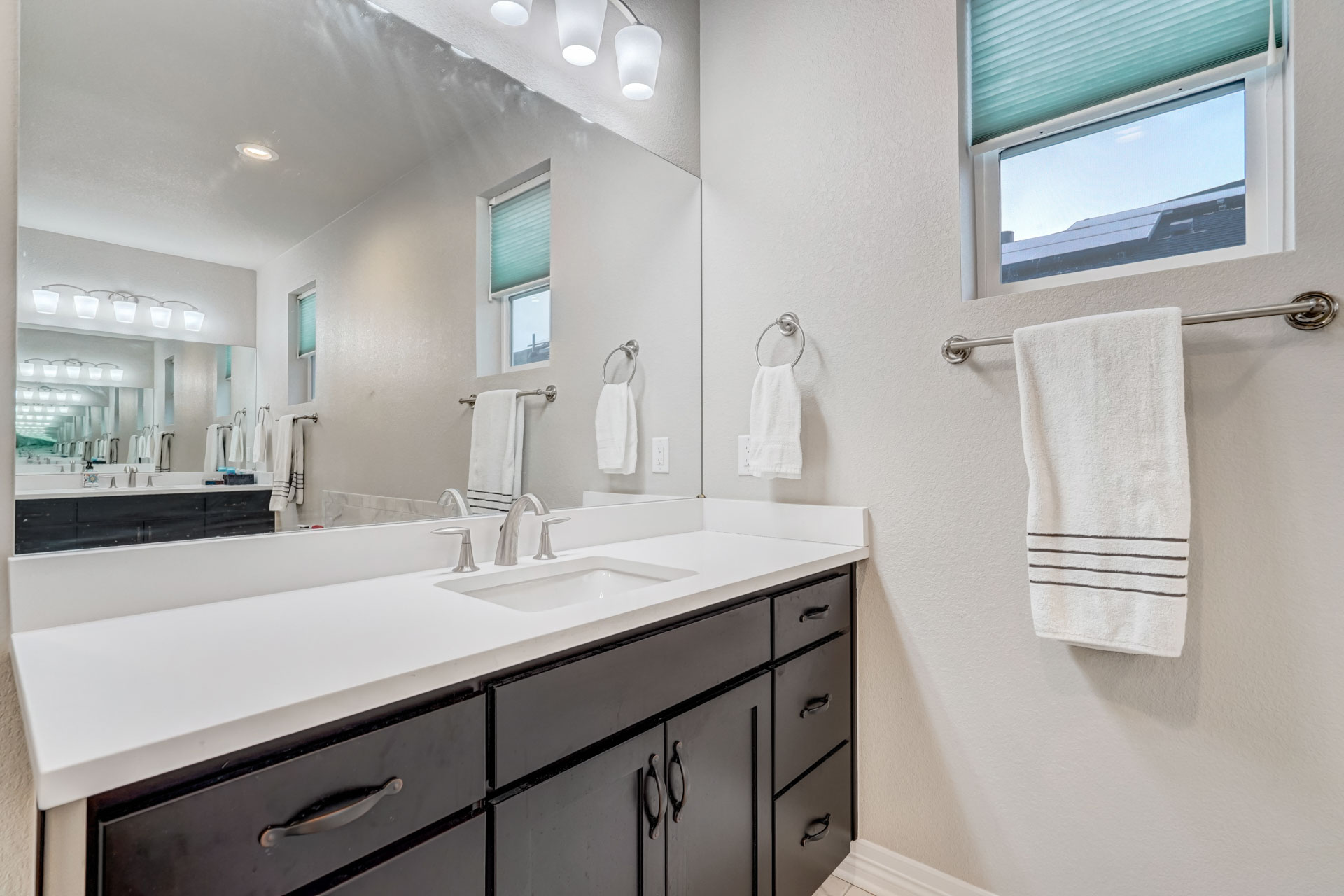 6803 S Waterloo Ct presented by Damian Nicholson – FēD