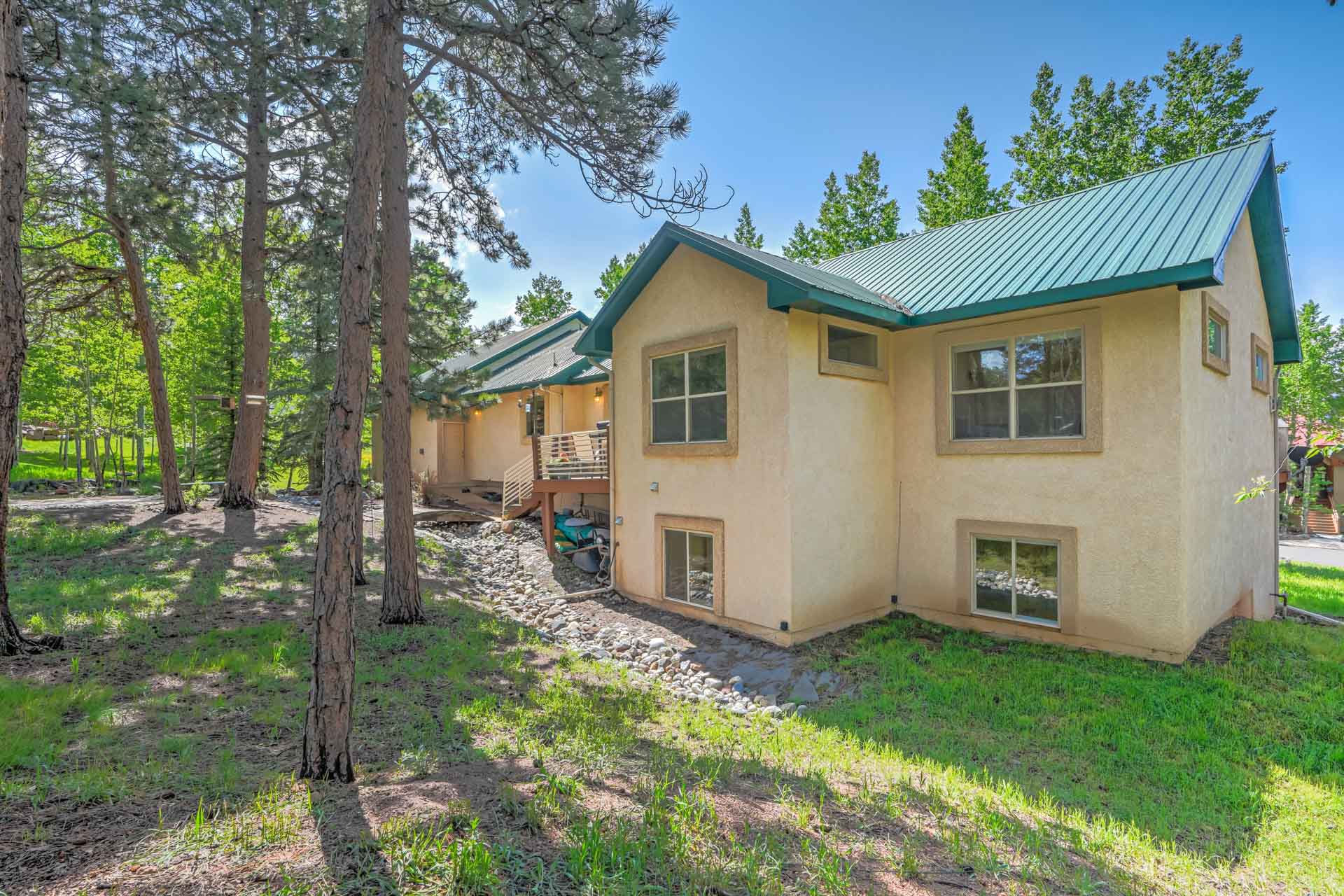 660 Skyline Dr presented by Behr & Behr – FēD