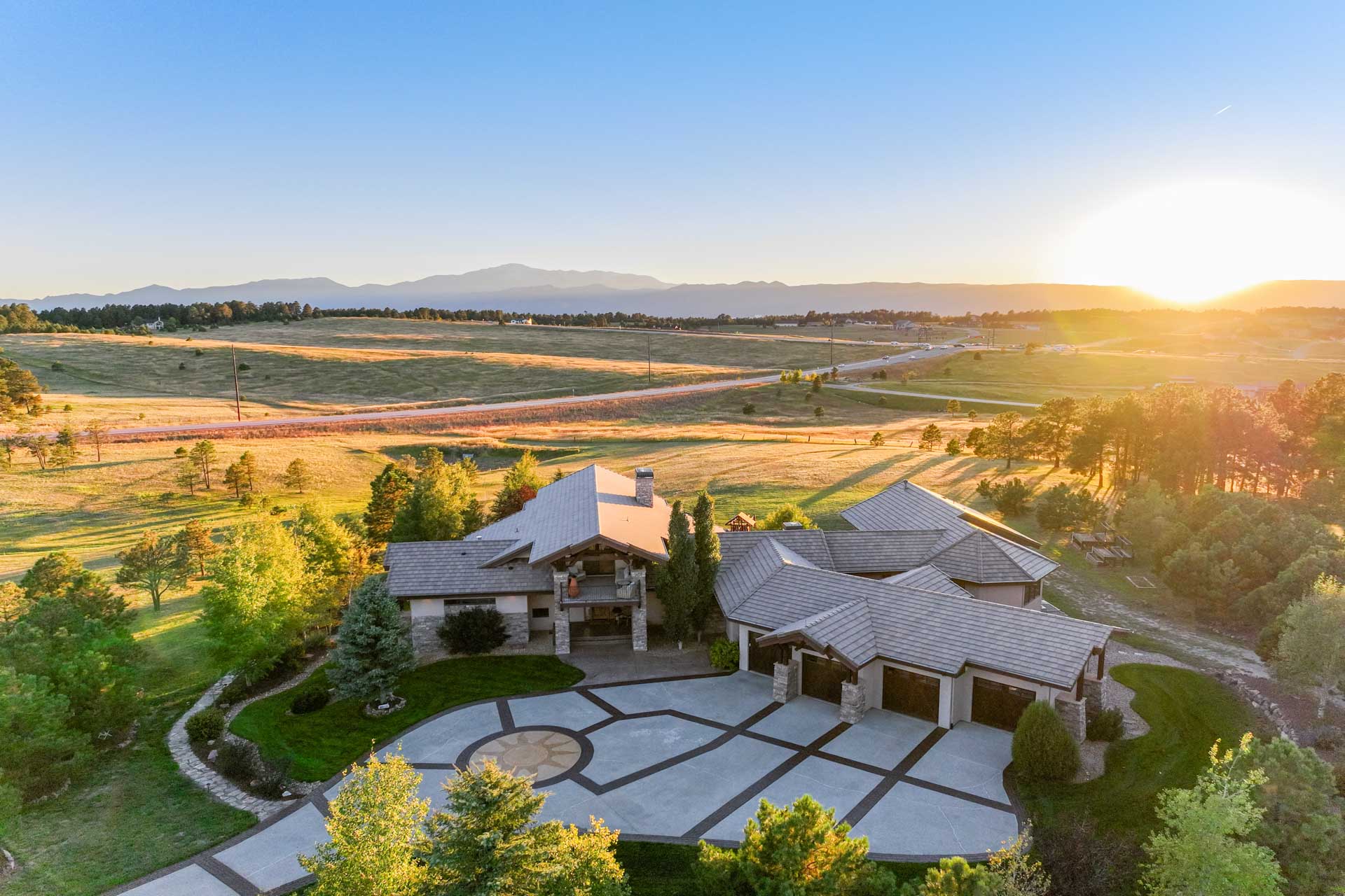 3913 Hodgen Pond Ct presented by Jason Arends - FēD