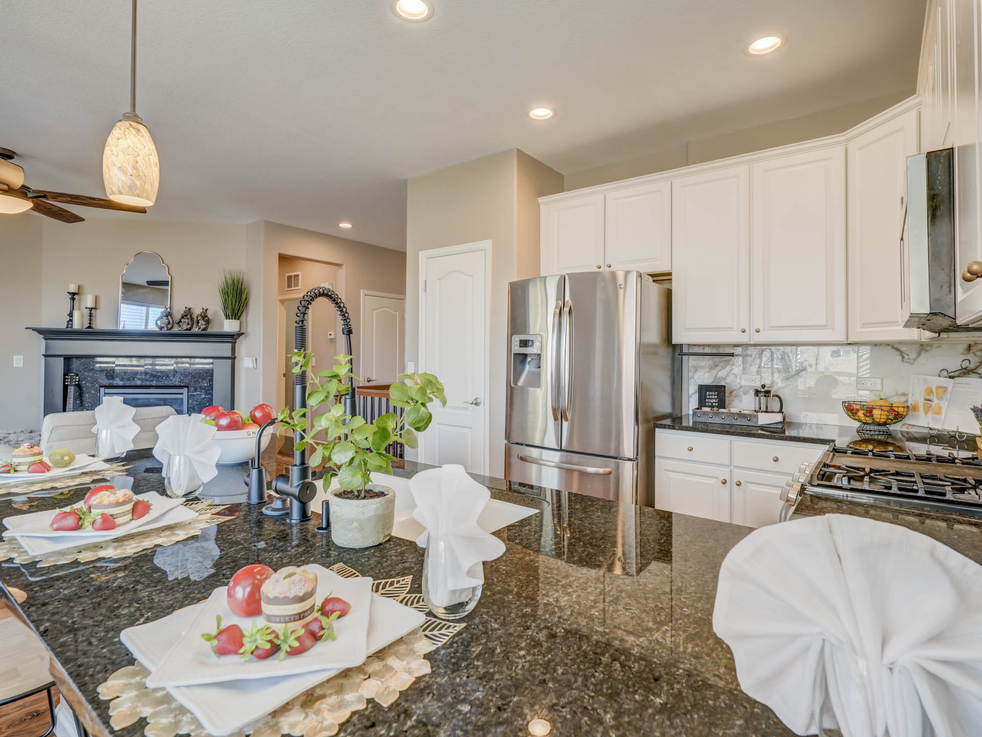 8208 Hollygrape Ln presented by Jason Arends – FēD
