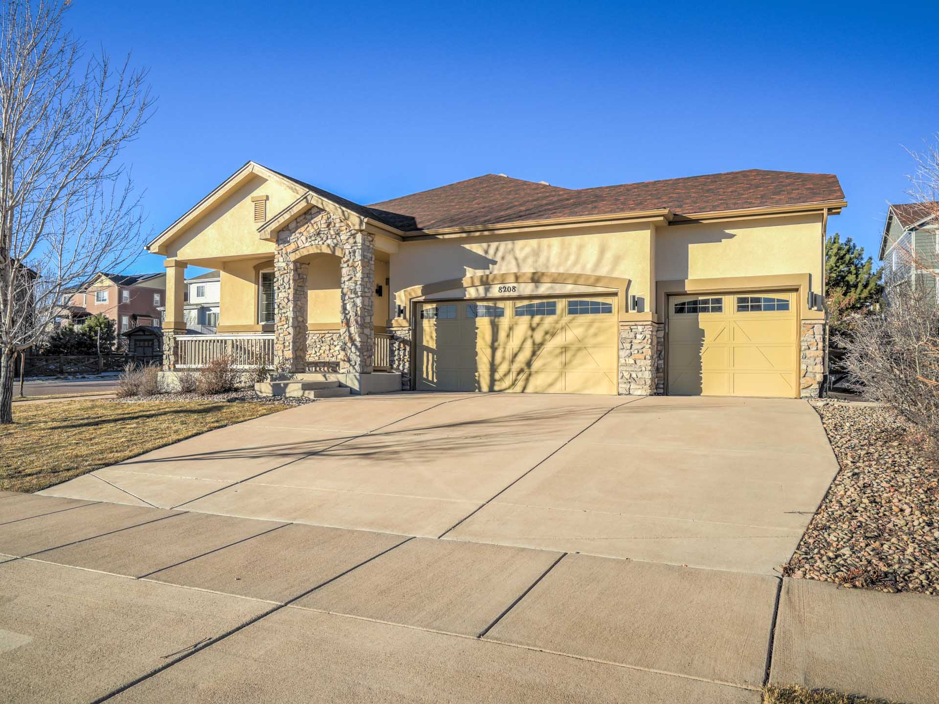 8208 Hollygrape Ln presented by Jason Arends – FēD