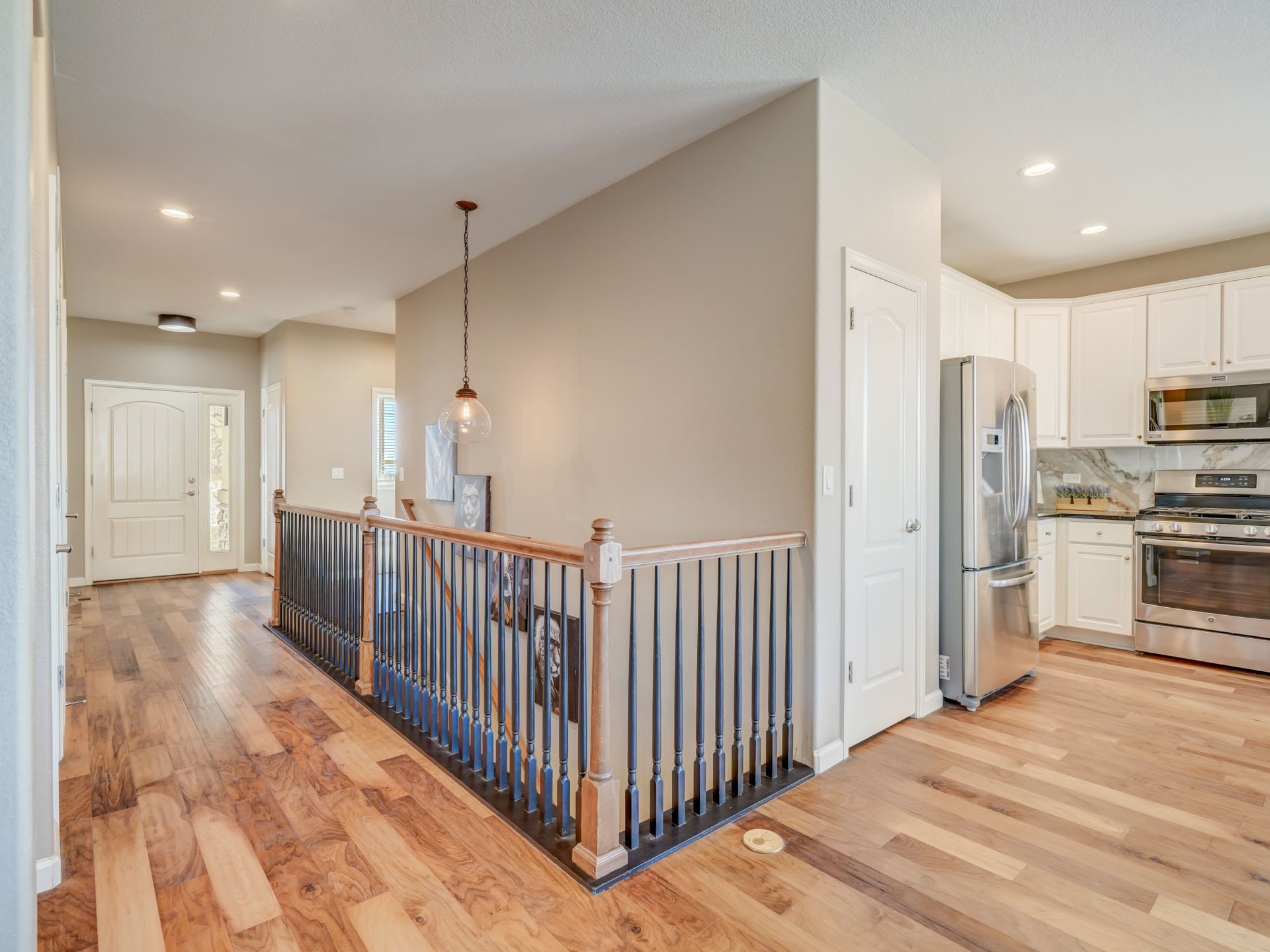 8208 Hollygrape Ln presented by Jason Arends – FēD