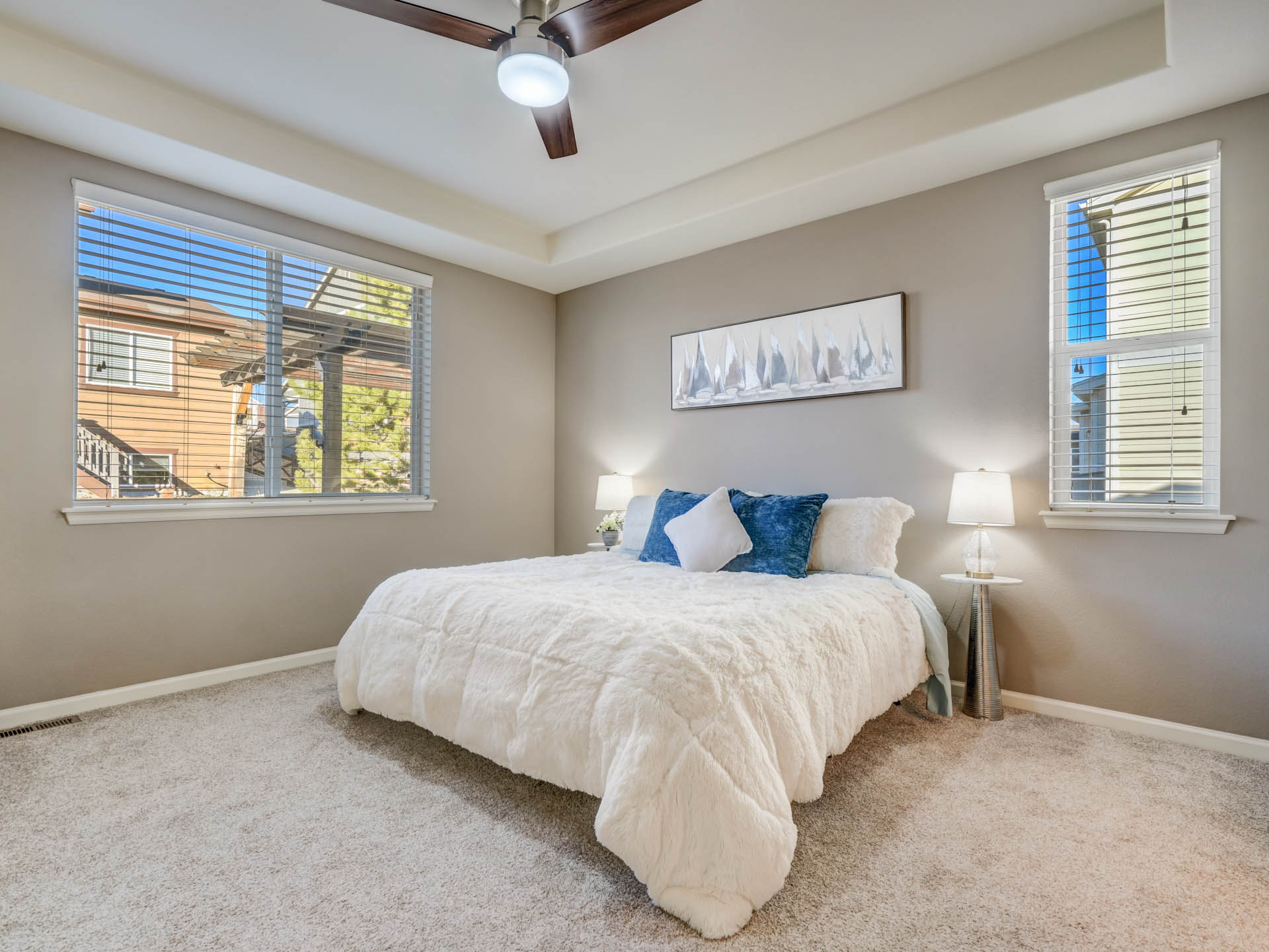 8208 Hollygrape Ln presented by Jason Arends – FēD