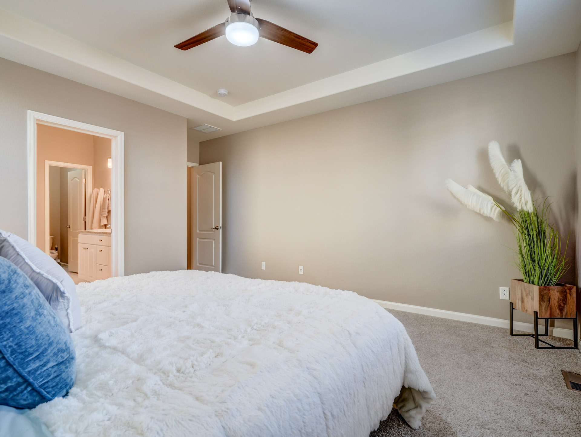 8208 Hollygrape Ln presented by Jason Arends – FēD