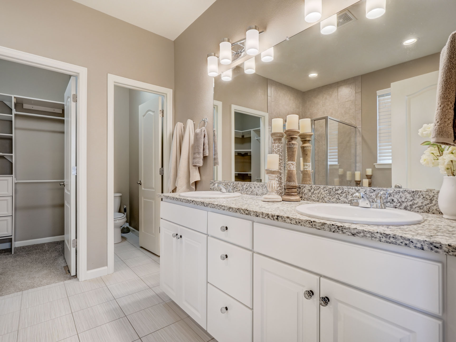 8208 Hollygrape Ln presented by Jason Arends – FēD