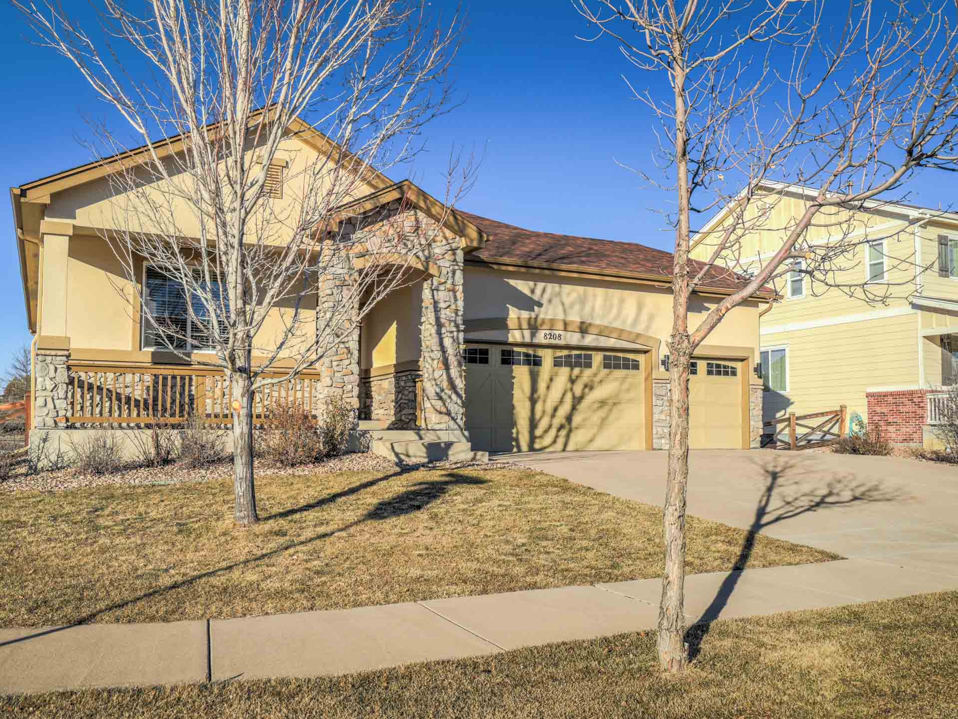 8208 Hollygrape Ln presented by Jason Arends – FēD