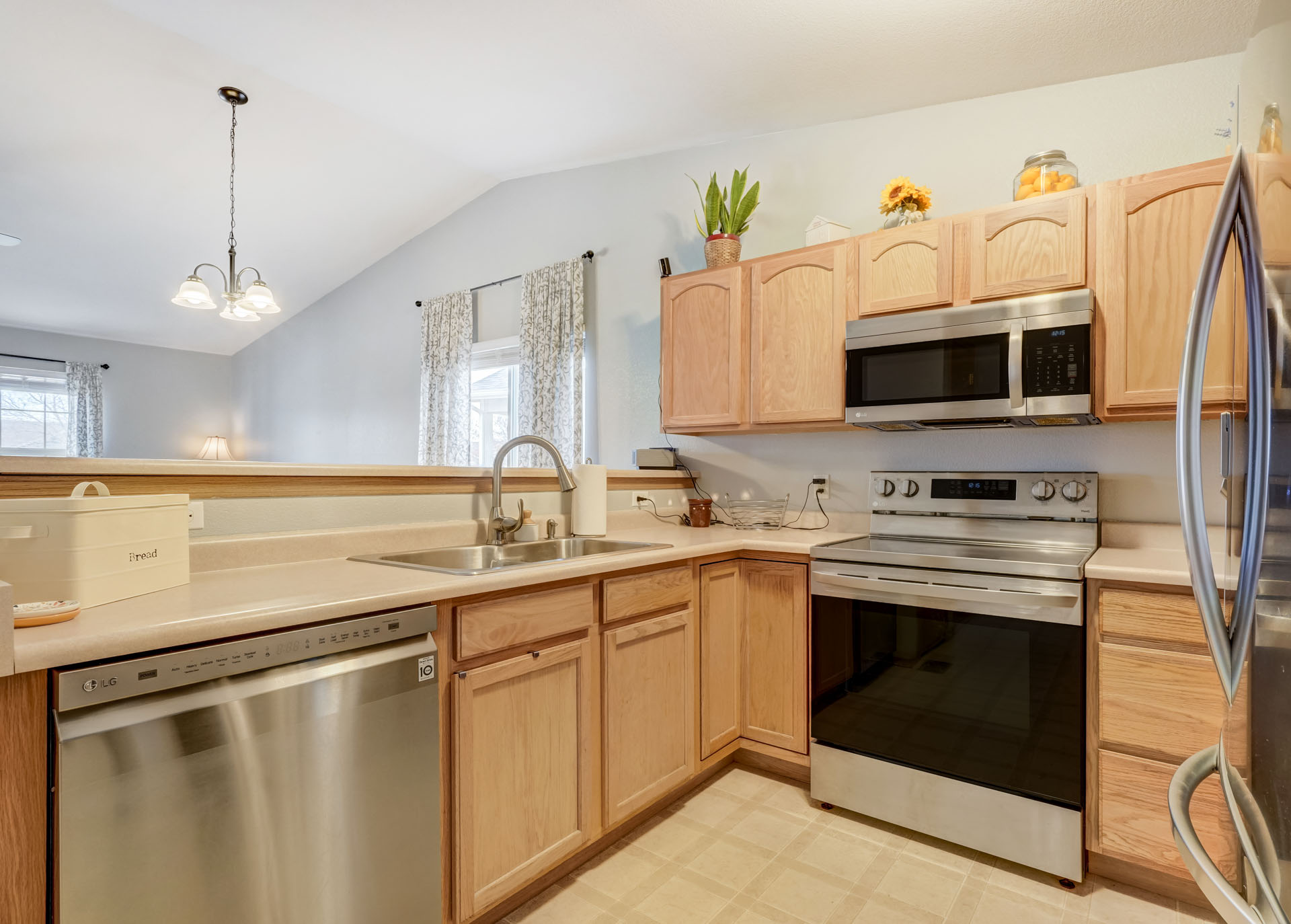 1221 Silver Hawk Ct presented by Nichole Dennis-Muldoon – FēD