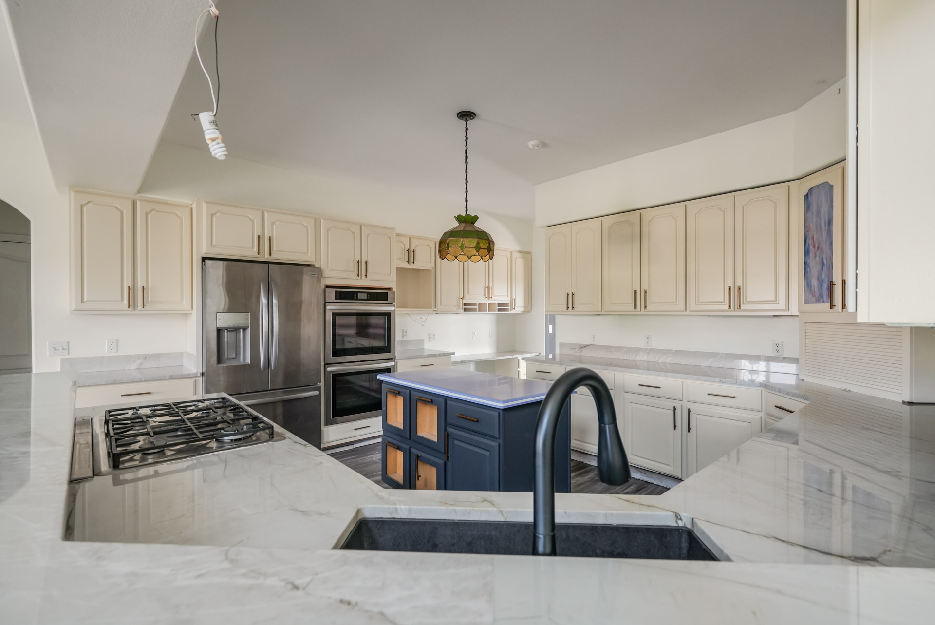 20490 Amanda Ct presented by Lara Winter – FēD