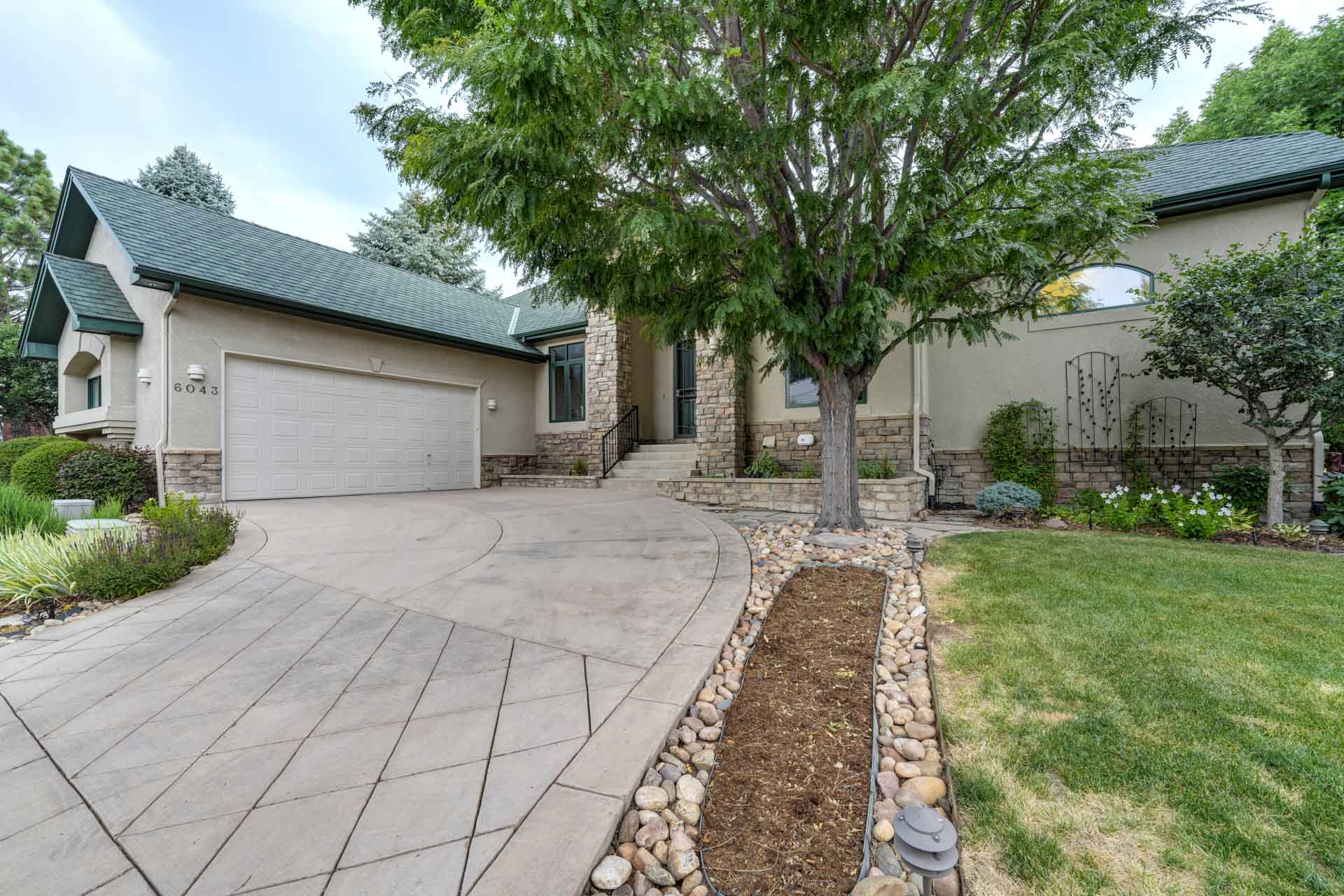 6043 S Bellaire Wy presented by Brian & Jamie Harris – FēD