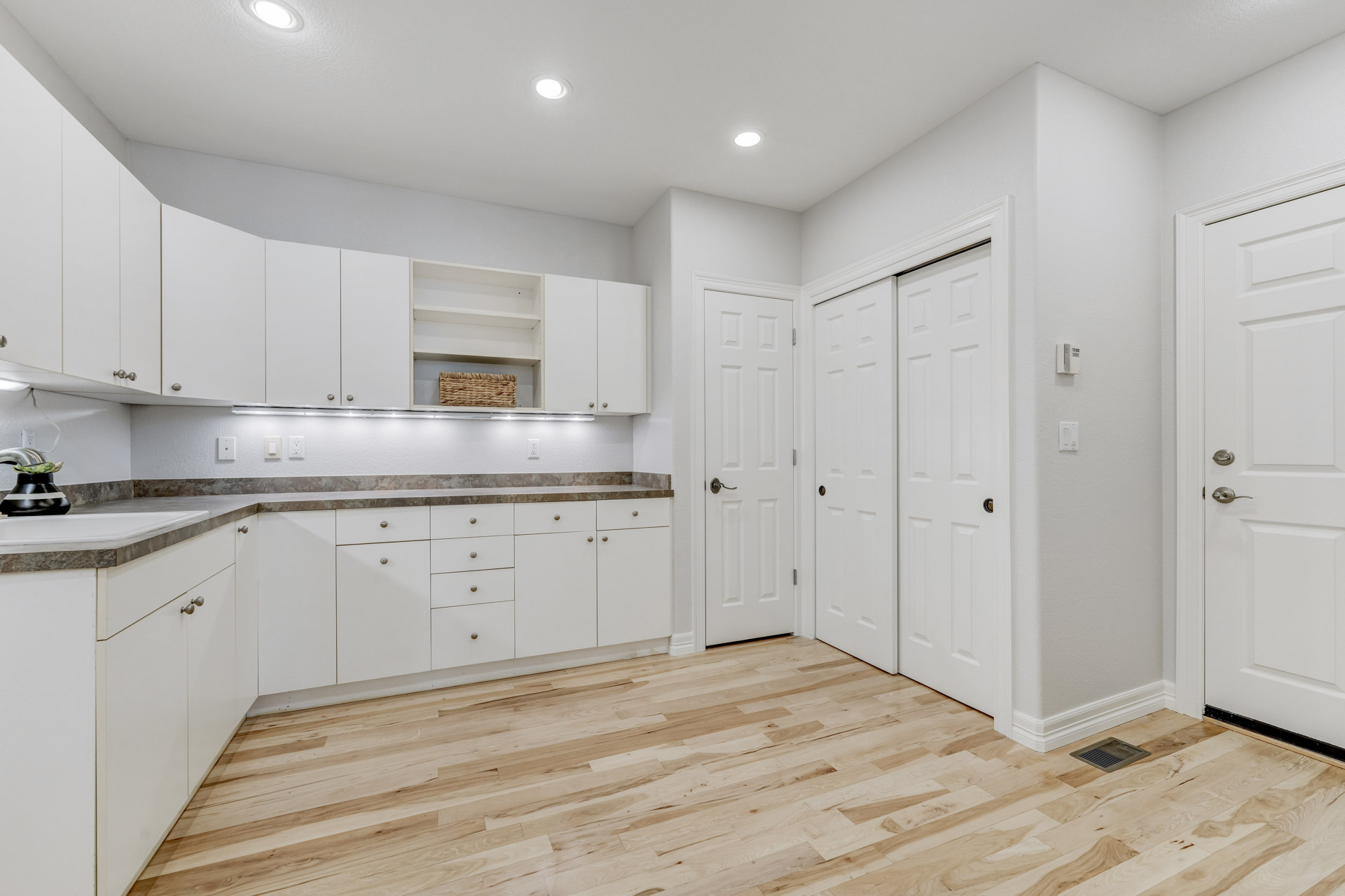 6043 S Bellaire Wy presented by Brian & Jamie Harris – FēD