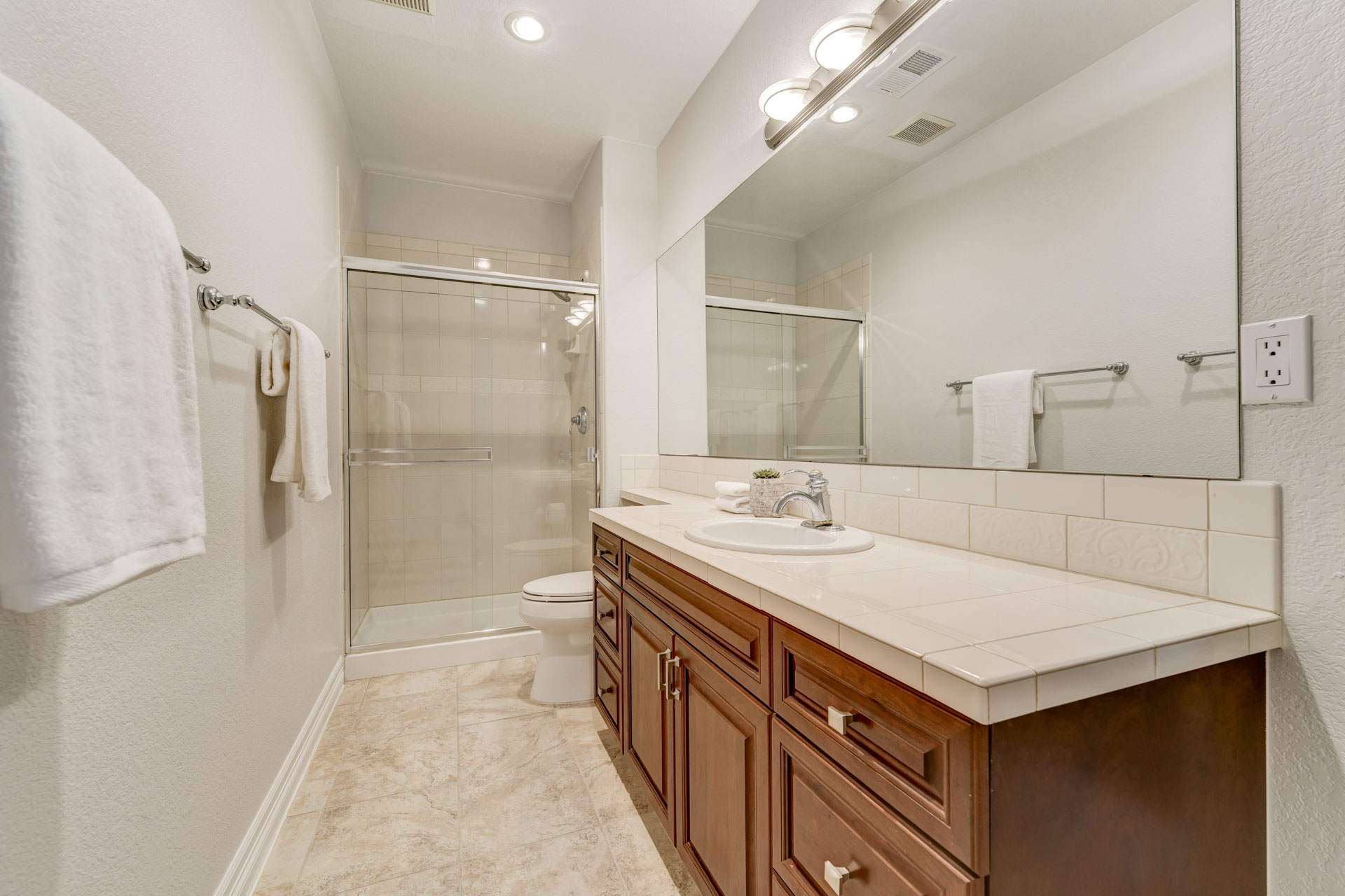 6043 S Bellaire Wy presented by Brian & Jamie Harris – FēD