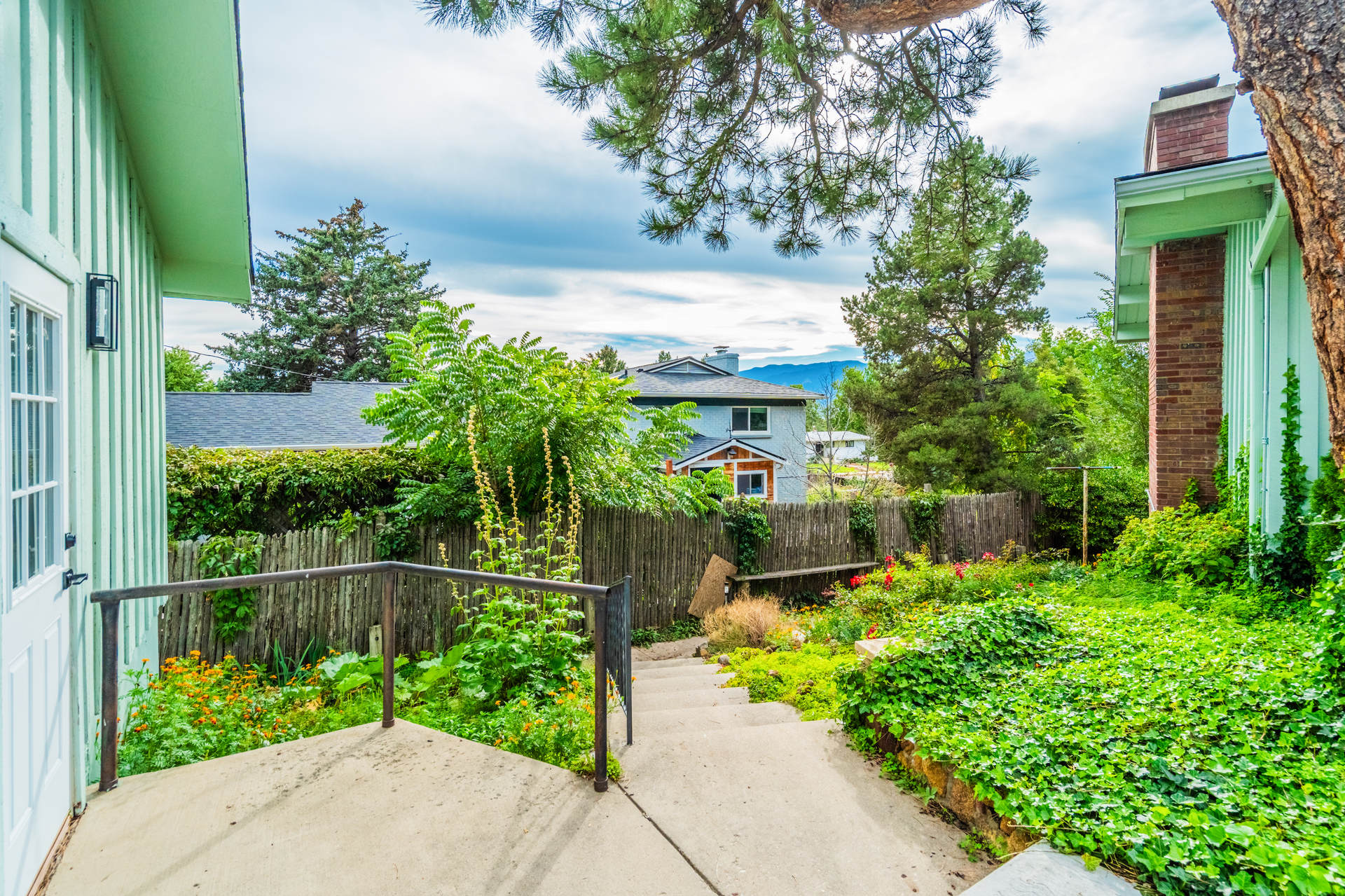 2607 Centre Ln presented by Mimi Foster – FēD