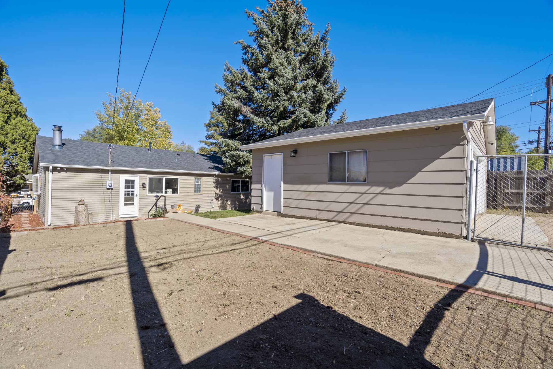 2577 E San Miguel St – FēD